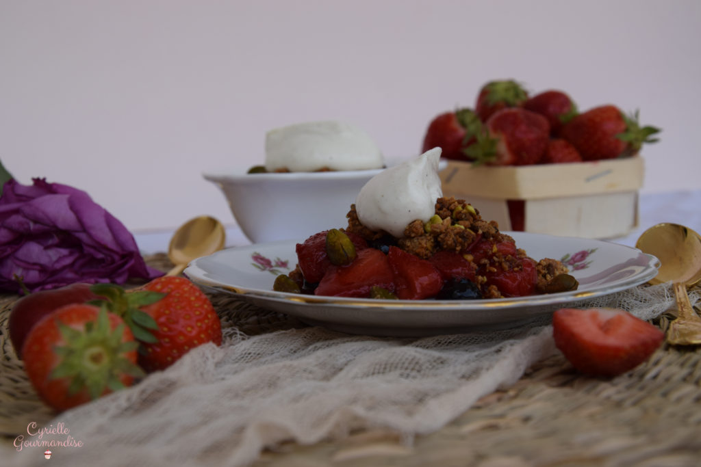 Fruits Rouges Poêlés, Crumble et Chantilly Pistache – Cyrielle Gourmandise